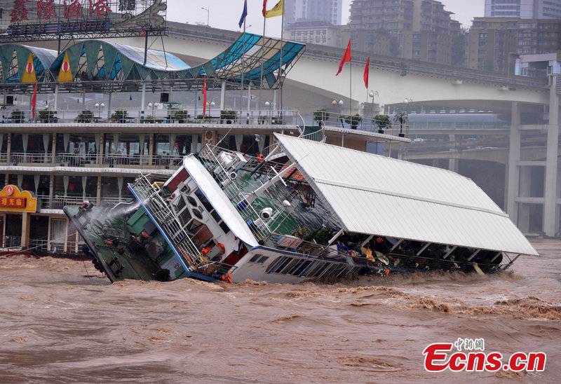 Ship house restaurant sinks, 11 fall into water (1/4) - Headlines ...