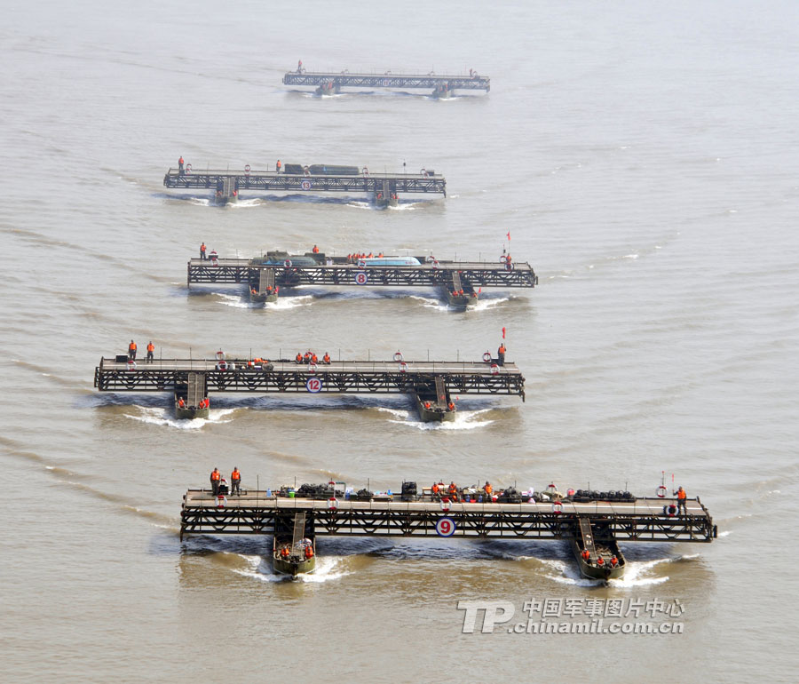 PLA builds 600m pontoon bridge in 22 minutes (2/6) - Headlines, stories ...