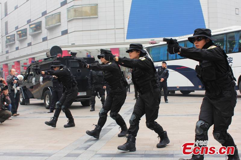 Armed female SWAT members patrol, SW China (2/2) - Headlines, stories ...