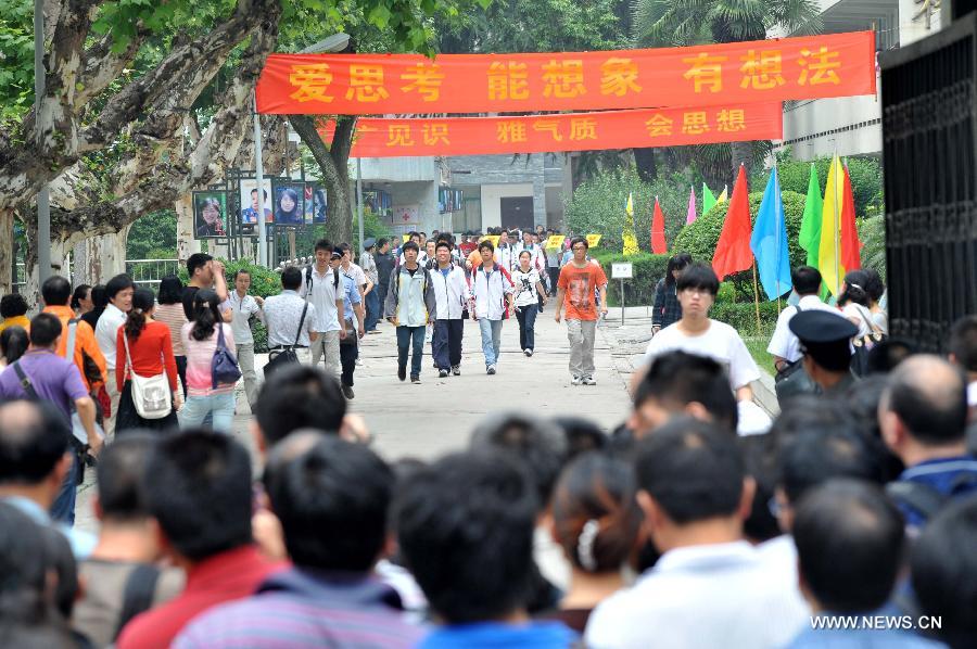 National College Entrance Examination examinees finish first day test(1 ...