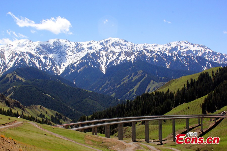 Snow-capped mountains rim Sayram Lake in Xinjiang (1/5) - Headlines ...