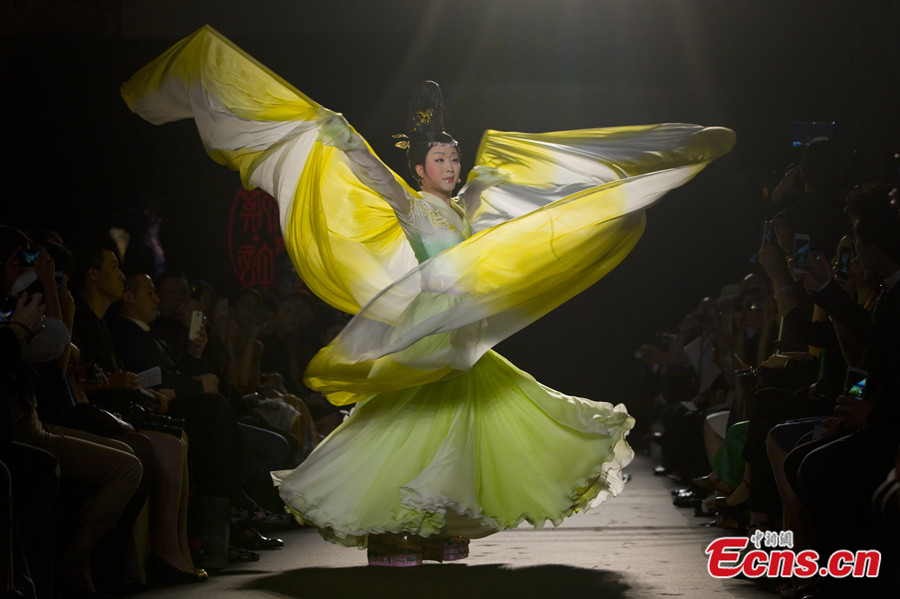 Gorgeously-dressed Li Yugang performs in Paris (1/3) - Headlines ...