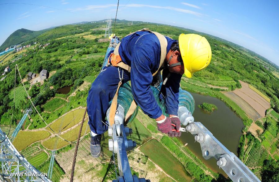 Power grid workers working at height of over 60 meters (4/4 ...