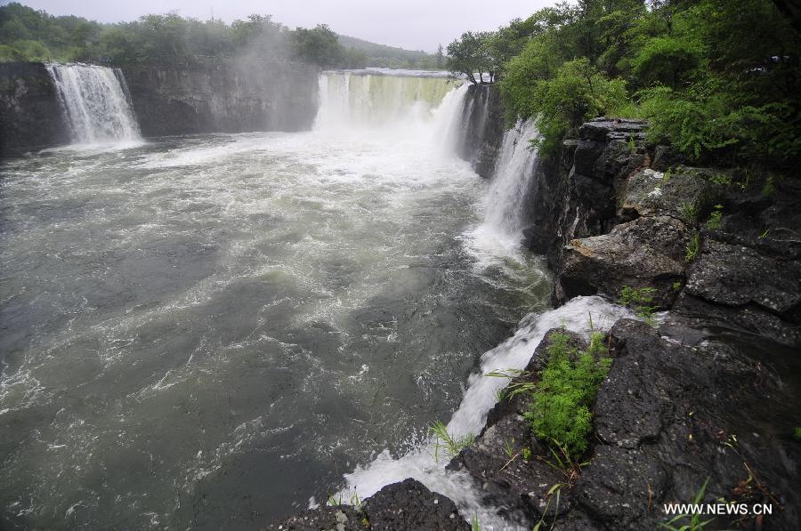 Scenery of Diaoshuilou Waterfall in NE China (3/3) - Headlines ...