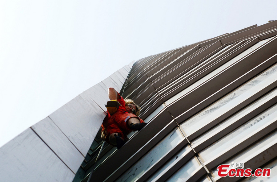 Austrian man free-climbs 268-meter building in Changsha (1/6 ...
