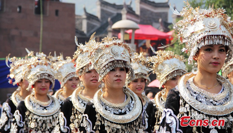 Ethnic minority costume show held at Fenghuang Ancient Town in Hunan (5 ...
