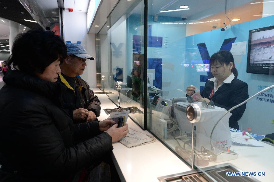 Foreign currency exchange place opens in subway station of Shanghai