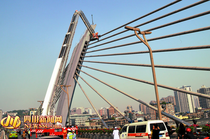Man throws cash off 30-meter-high bridge tower (1/5) - Headlines ...