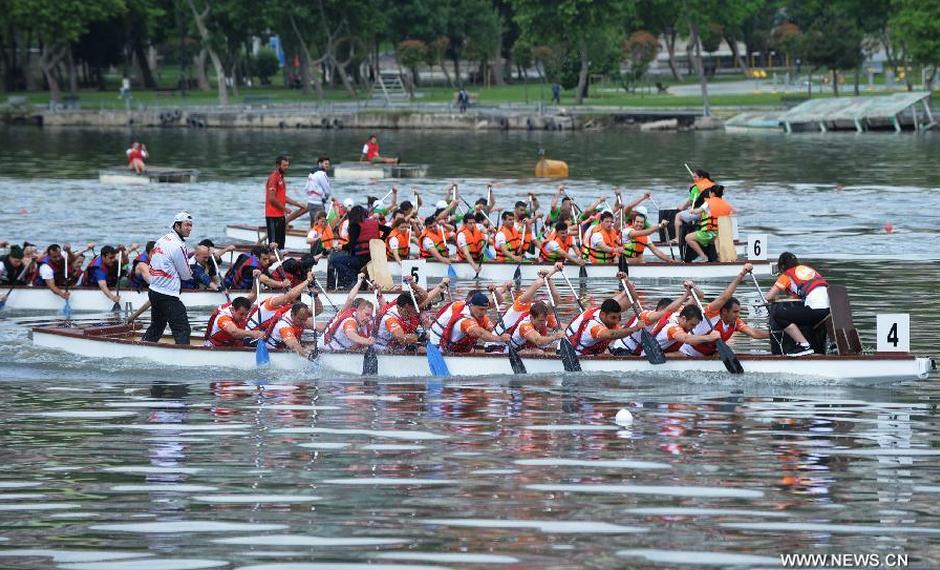 Competitors paddle in dragon boat race in Istanbul, Turkey (4/4 ...