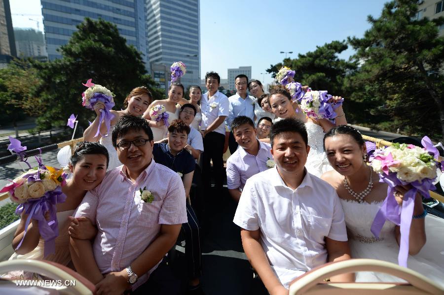 Couples attend group wedding on Chinese Valentine's day (1/4 ...