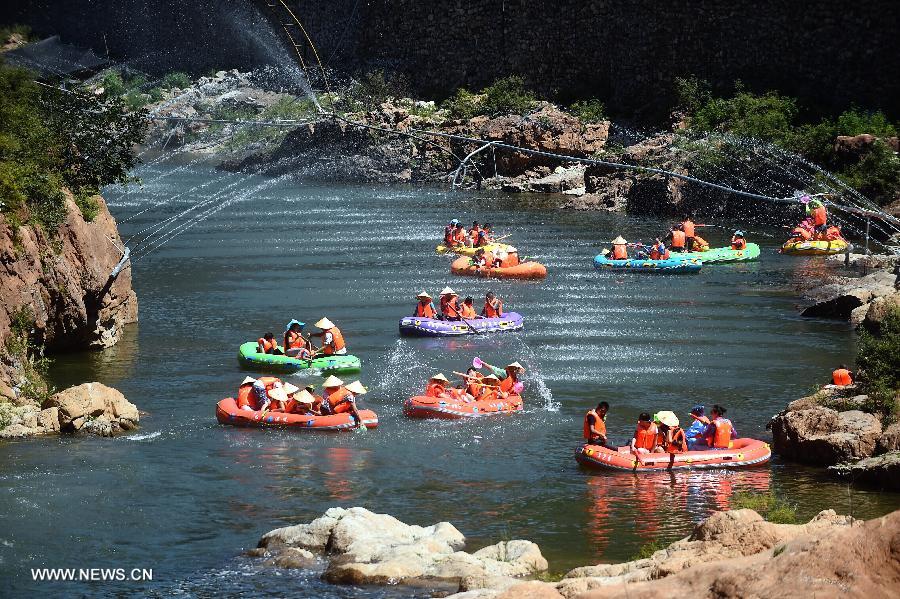 Tourists drift on Honghe River in N China's Hebei (1/3) - Headlines ...